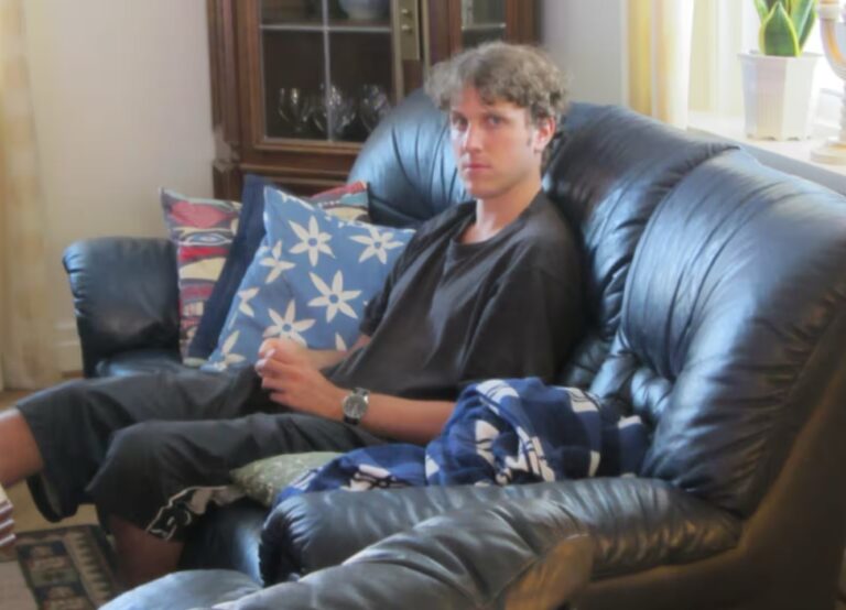 PHOTO Rickard Andersson Sitting On His Couch All Day Because He Had No ...