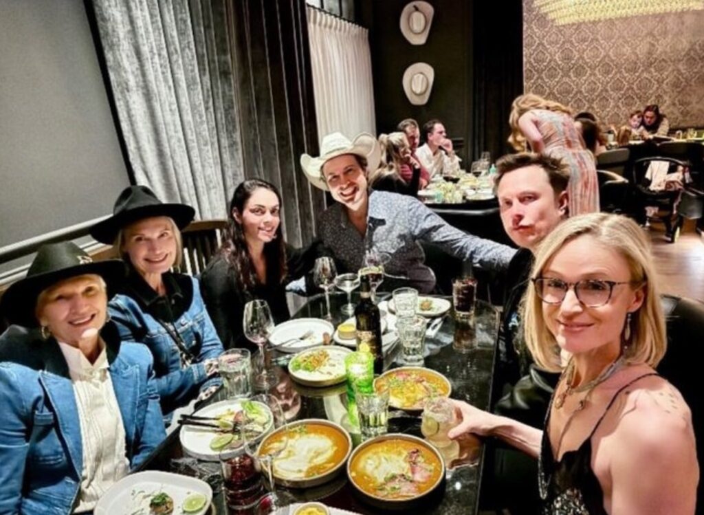 PHOTO Elon Musk Having Thanksgiving Dinner With Shivon Zillis