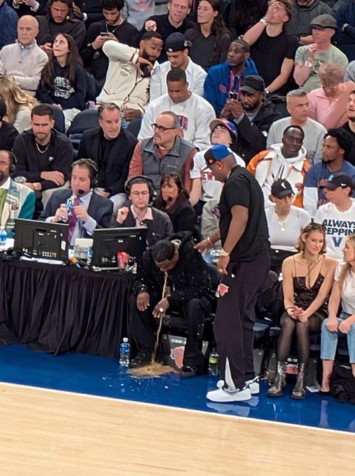 PHOTO Well Known Celebrity Tracy Morgan Puking All Over MSG Court In New York City Because He ...