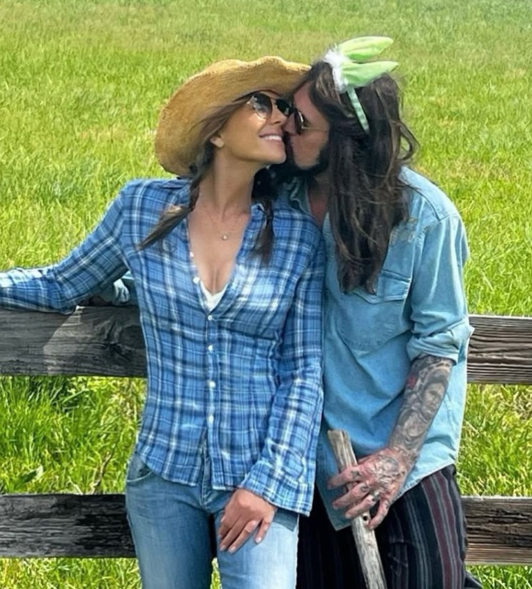 PHOTO Billy Ray Cyrus Kissing Elizabeth Hurley On The Lips