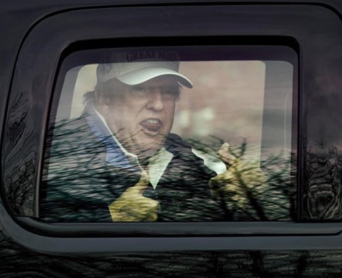 PHOTO Donald Trump Giving Double Thumbs Up In Motorcade After Working ...
