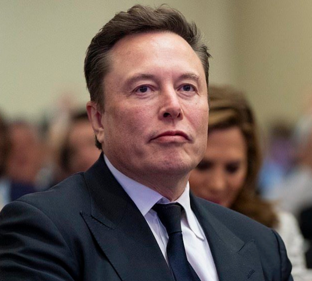PHOTO The Rare Time Elon Musk Wore A Suit And Tie