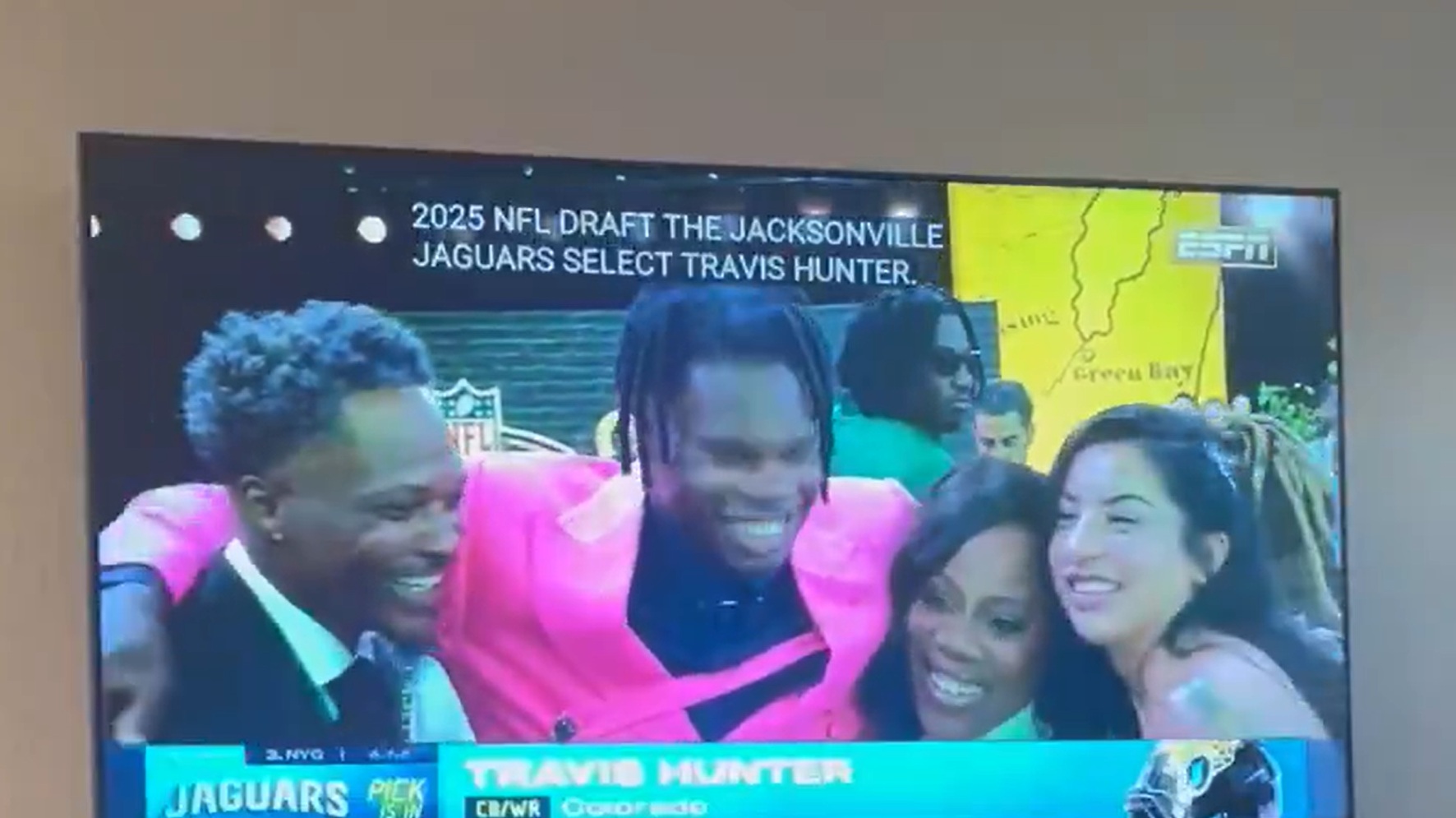 PHOTO Travis Hunter's Girlfriend Fake Smiling When He Gets Picked In ...