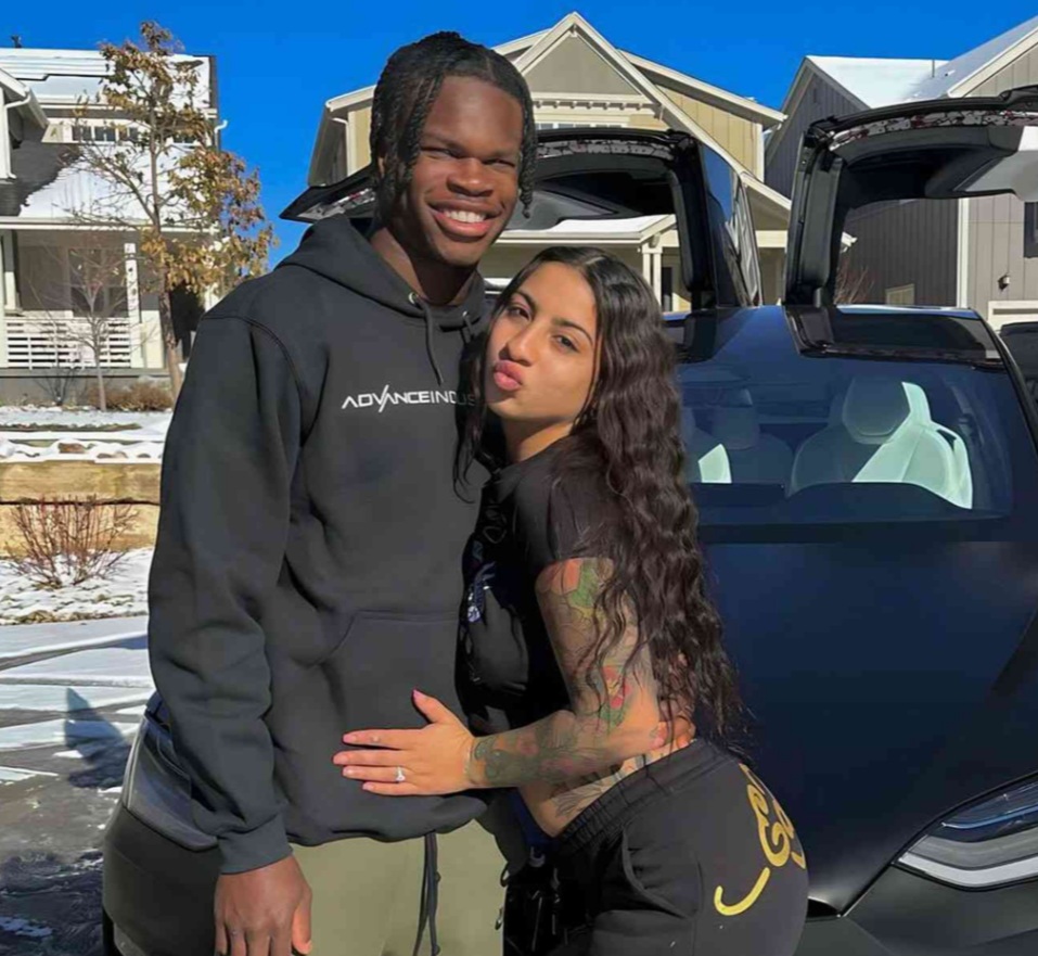 PHOTO Travis Hunter's Girlfriend Showing Off That Big A** Posing With ...