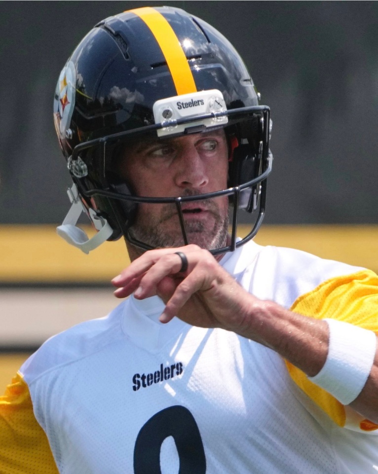 PHOTO Aaron Rodgers Wearing Wedding Ring At Steelers Training Camp