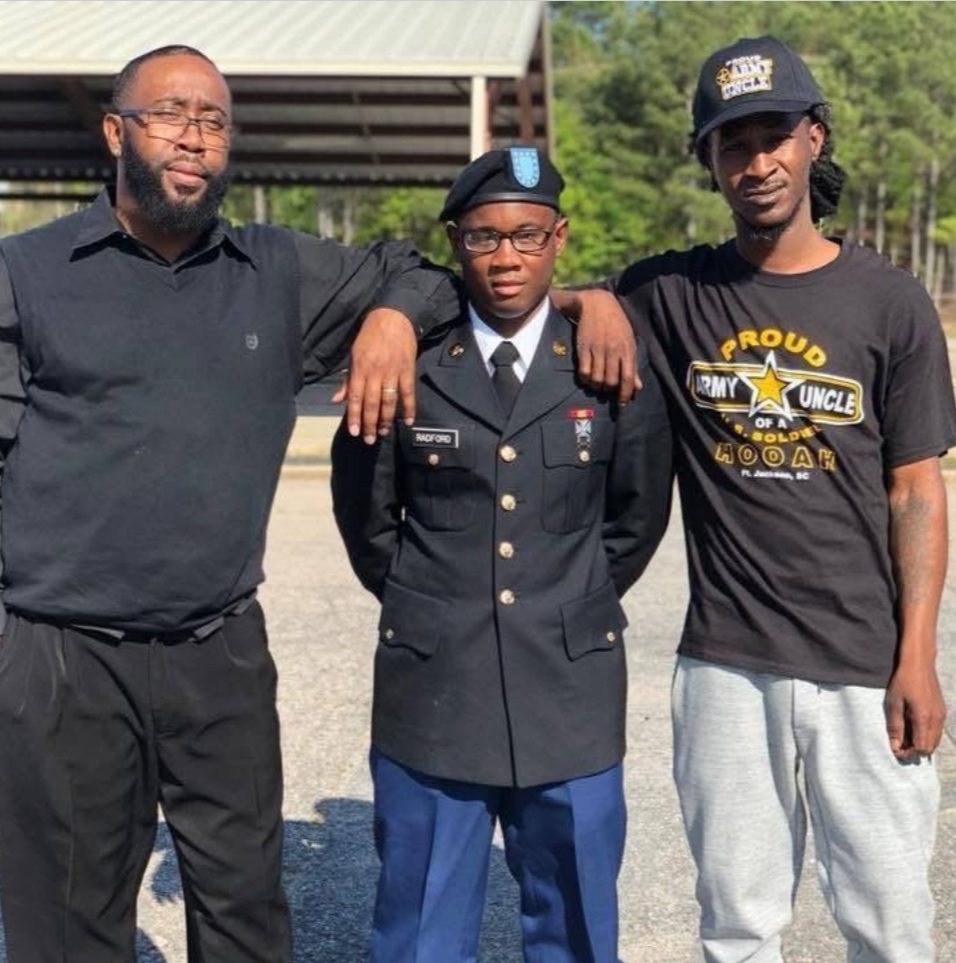 PHOTO Quornelius Radford In Full Uniform With His Family