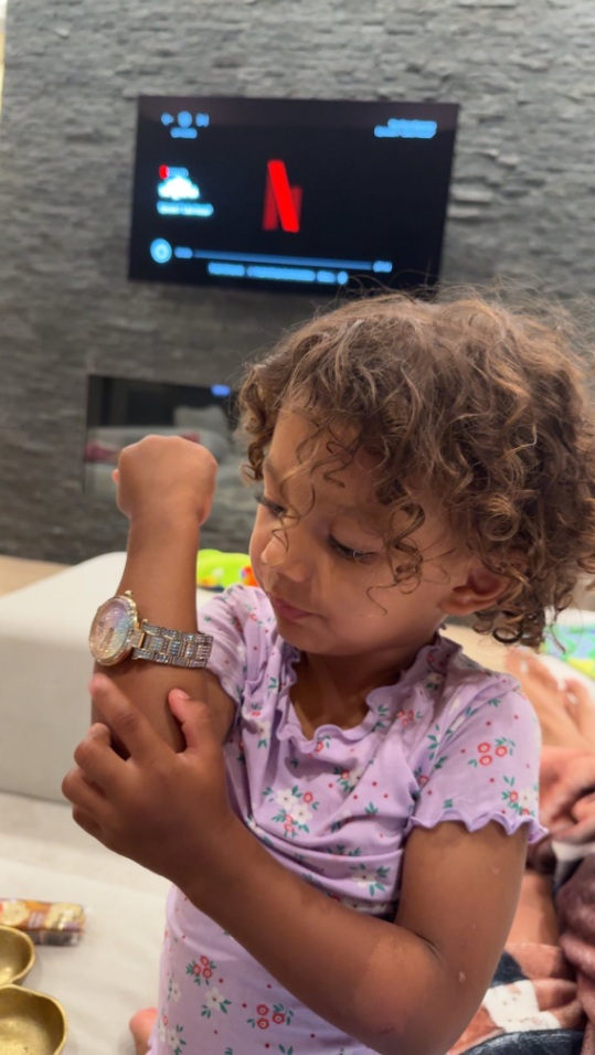 PHOTO Robert Griffin's Daughter Imitating Shedeur Sanders' Fist Pumping ...