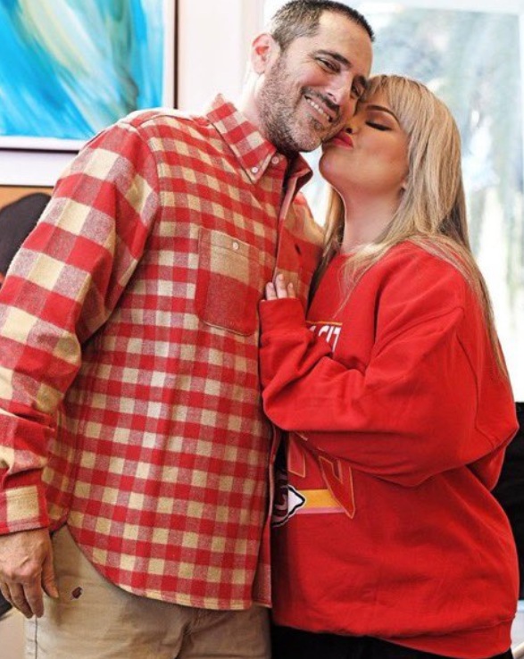 PHOTO Taylor Swift Wearing A Red Kansas City Chiefs Sweater While ...