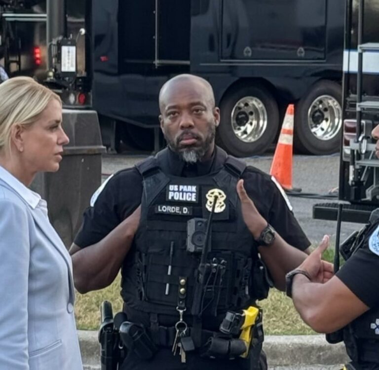 PHOTO US Park Police Looks Thrilled To Be Talking To Pam Bondi On A ...