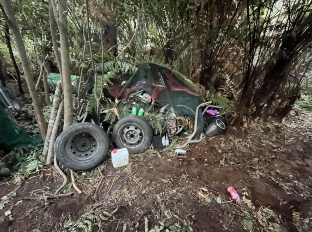 PHOTO Makeshift Campsite Where Remaining Two Children Of Tom Phillips ...