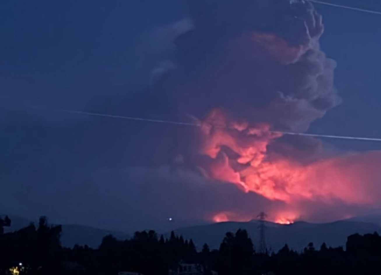 PHOTO You Can See Actual Flames Shooting Up In The Sky While Garnet ...