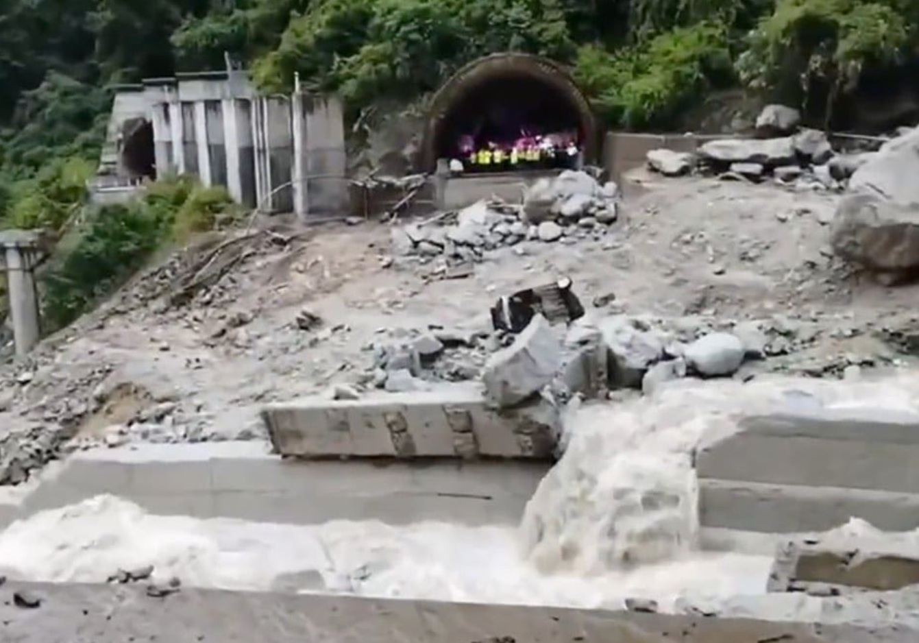 PHOTO Hongqi Bridge in Sichuan's Shuangjiangkou Collapsed Due To ...