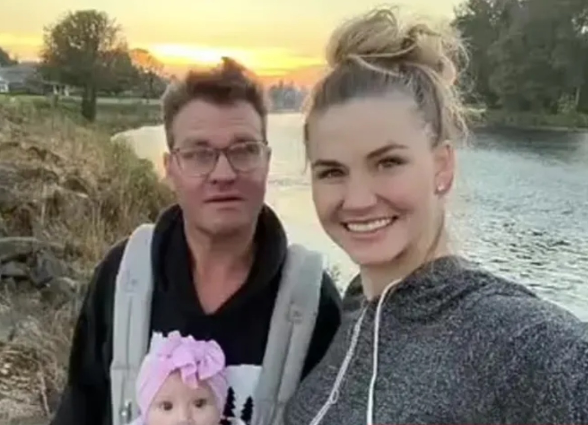 PHOTO Zachery Ty Bryan And His Girlfriend At The Lake With A Baby